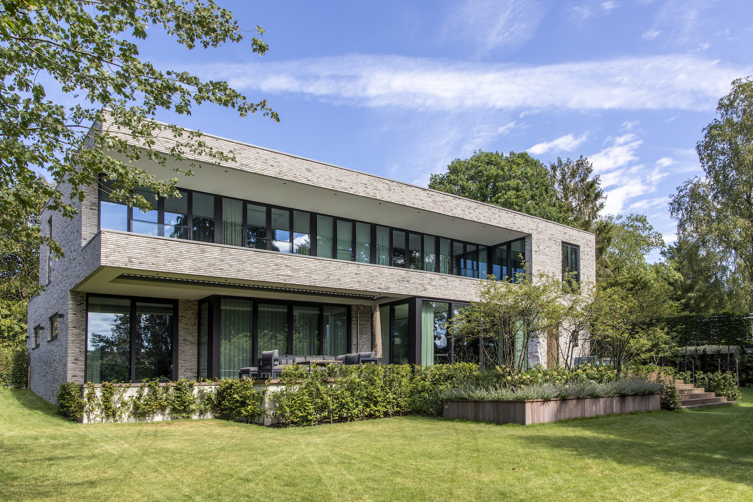 Eigentijdse villa tussen bos en stad | KapStudio.nl